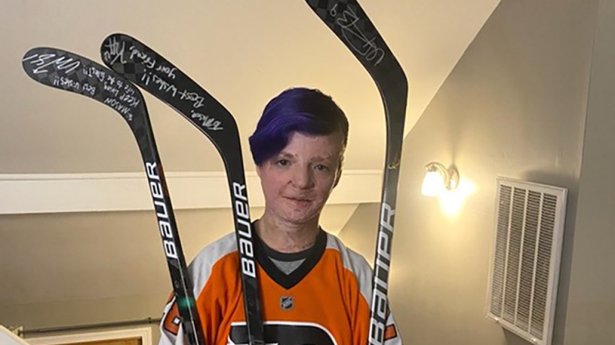 Carsen Twarynski gives back to Mason Hicks, who gives the Flyers ...