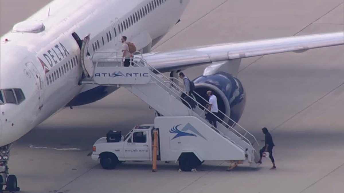 Phillies board plane, fly to Atlanta to take on Braves in NLDS – NBC ...