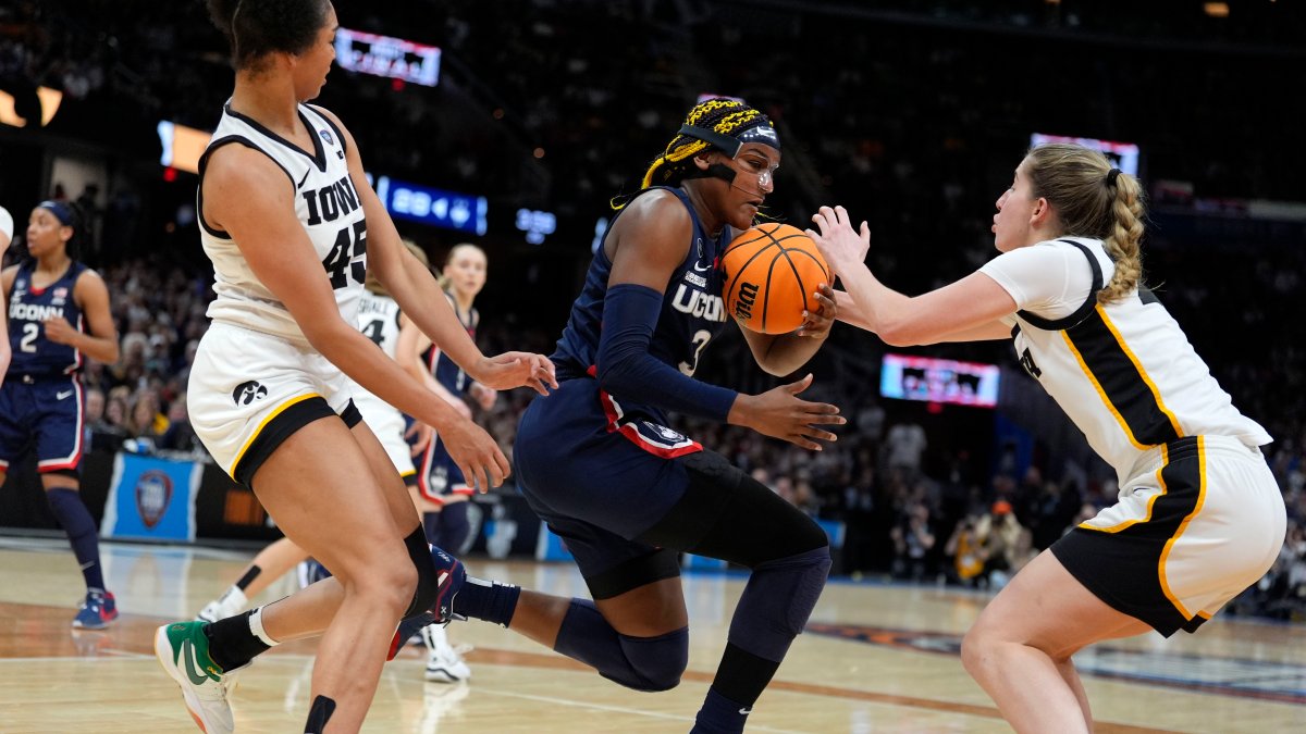 Offensive foul in final seconds of Iowa vs. UConn second-guessed online ...