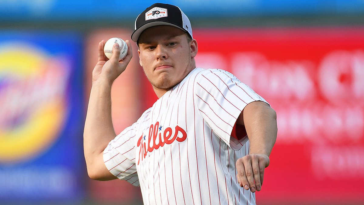 Flyers’ Matvei Michkov throws out first pitch at Phillies vs. Yankees ...