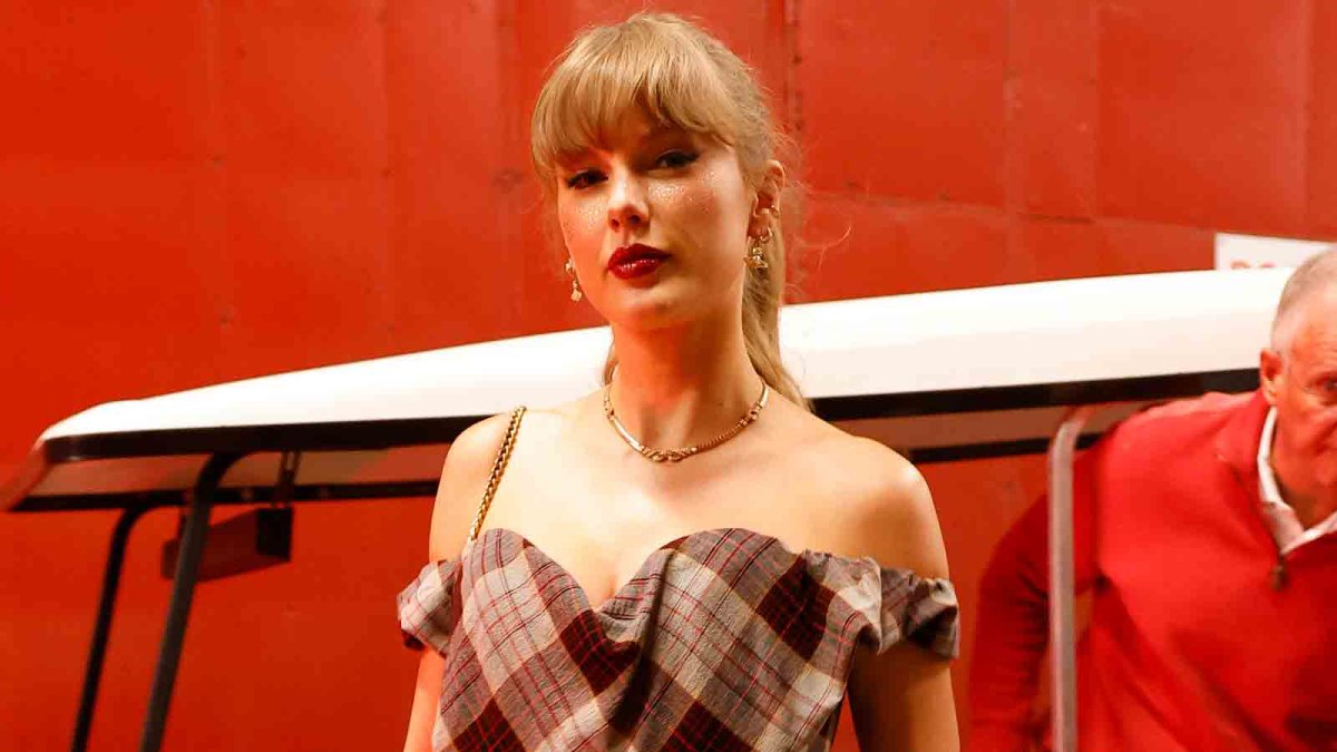 Taylor Swift arrives at Chiefs game to cheer on Travis Kelce – NBC ...