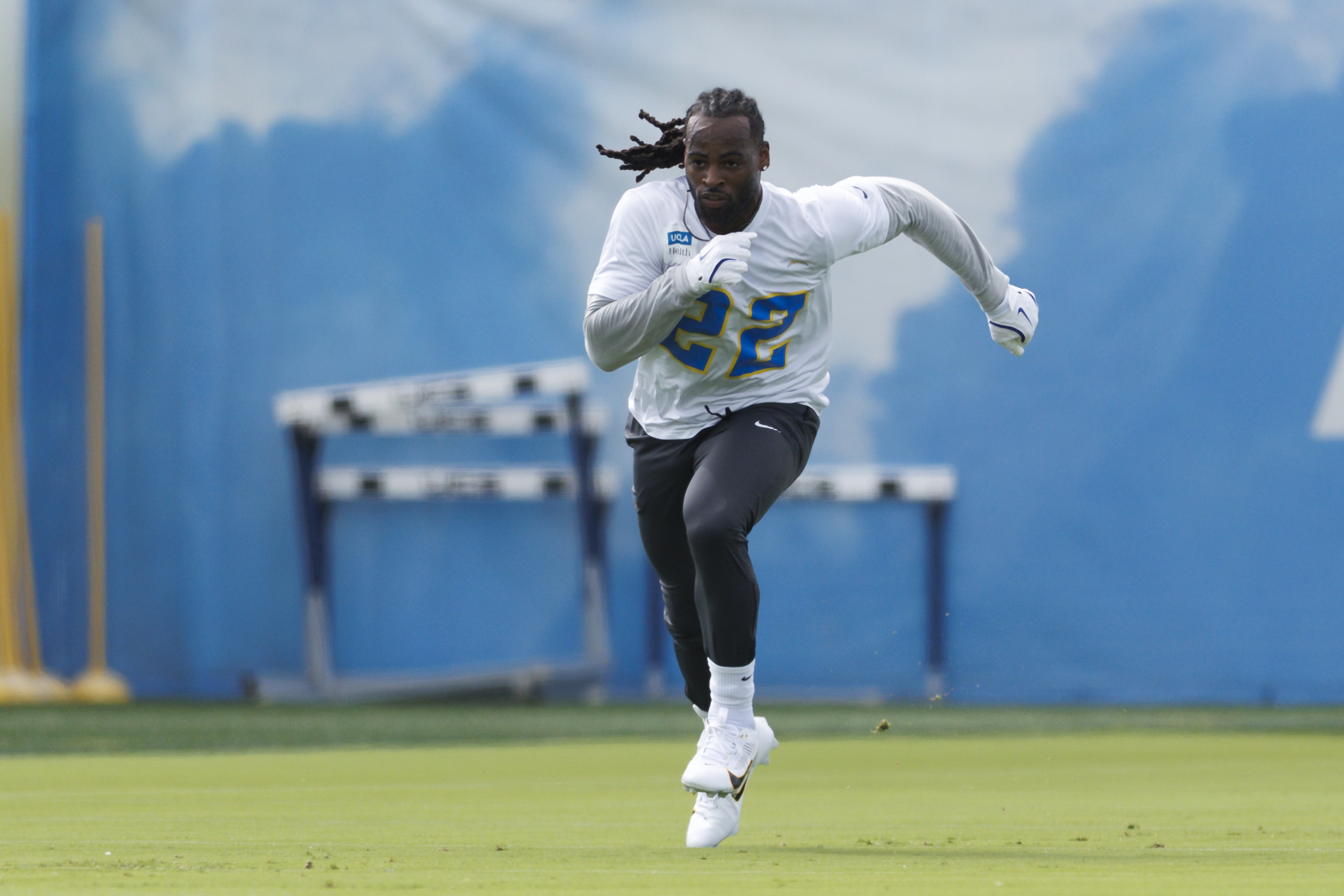 Chargers RB Najee Harris suffers eye injury in fireworks accident – NBC ...