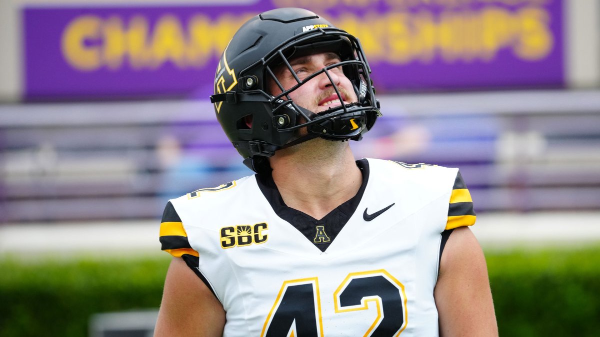 Eagles sign a long snapper after injury to veteran Charley Hughlett ...