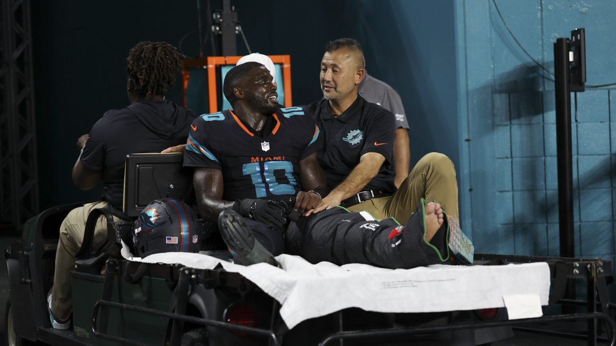 Dolphins’ Tyreek Hill suffers dislocated knee vs. Jets – NBC Sports Philadelphia