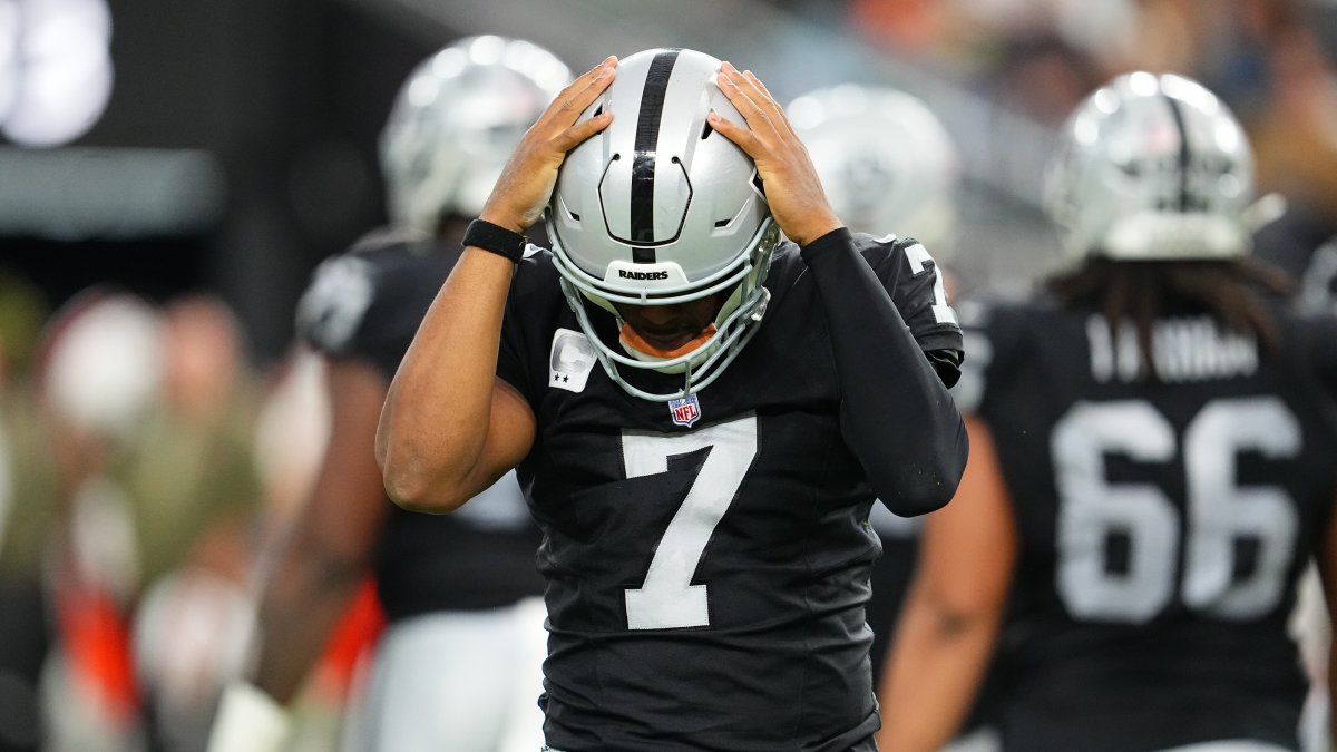 Geno Smith boils over with obscene gesture toward Raiders fans – NBC ...